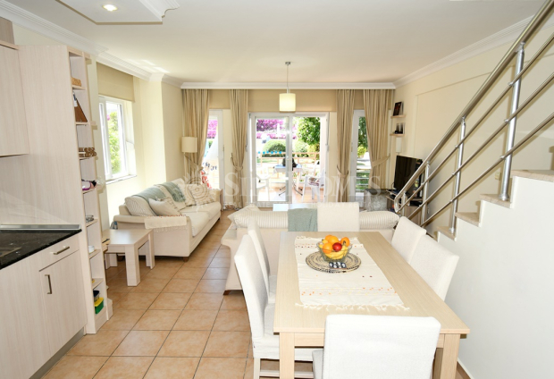 Arcadia Residence » Side Homes - Real Estate Center®